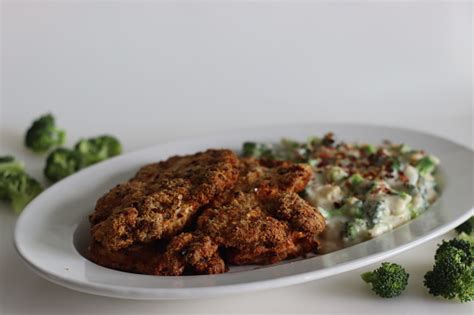 빵가루 입힌 닭고기는 화이트 소스에 볶은 브로콜리와 함께 제공됩니다 에어프라이어로 준비한 빵가루 입힌 닭고기 치킨 너겟에 대한 스톡 사진 및 기타 이미지 Istock