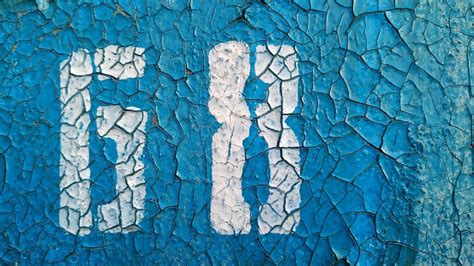 금이 간 파란색 배경에 흰색 페인트가 있는 숫자 68입니다 클로즈업 0명에 대한 스톡 사진 및 기타 이미지 0명 건축