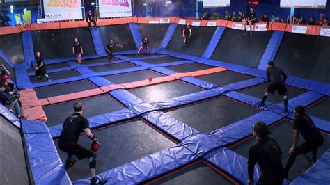 مسابقه‌ی جذاب در داخل پارک ترامپولین نماشا