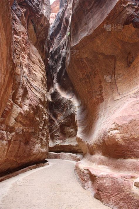 “siq”是中东约旦古老纳巴泰城市佩特拉的狭长峡谷和主要入口素材 花瓣网
