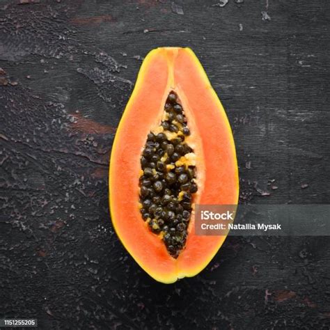 나무 배경에 파파야 열매 열 대 과일 평면도 텍스트를 위한 여유 공간 과일에 대한 스톡 사진 및 기타 이미지 과일 매끄러운 보살핌 Istock