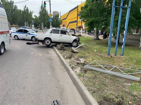 Сотрудники Госавтоинспекции проводят проверку по факту дорожно транспортного происшествия