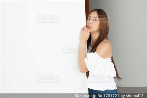 白い壁にもたれる若い女性の写真・画像素材[1781721] Snapmart（スナップマート）