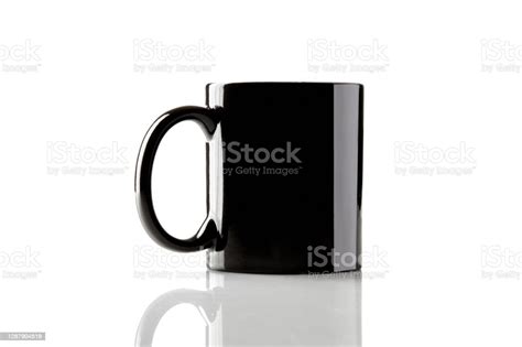 흰색 배경에 고립 된 광택 표면에 커피 또는 차를위한 검은 세라믹 컵 광고 템플릿을 모의합니다 브랜딩 영역 닫기 복사 공간 0명에 대한 스톡 사진 및 기타 이미지 Istock