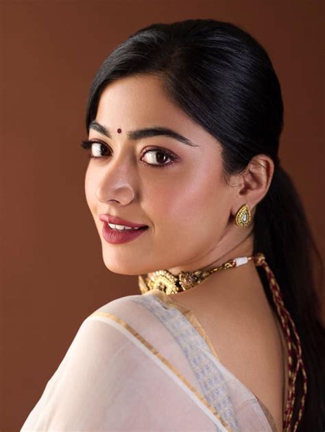 చీరలో అందానికి పుట్టినిళ్లులా ఆకట్టుకుంటున్న రష్మిక Tv9 Telugu