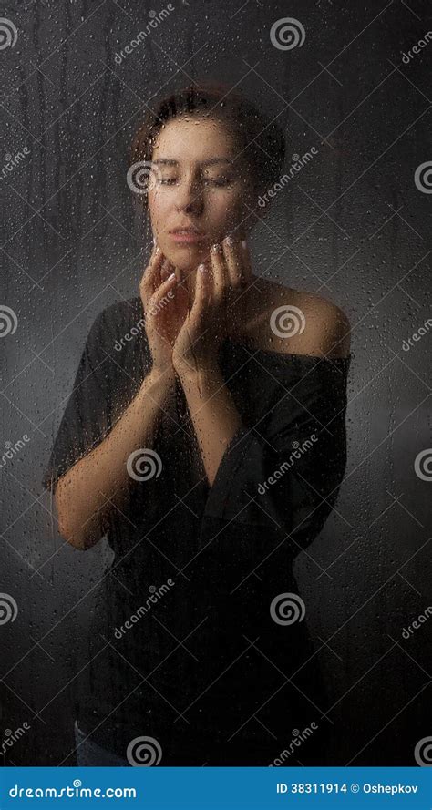 Девушка за влажным стеклом стоковое фото изображение насчитывающей дождь 38311914