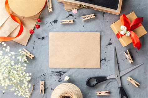 빨간 리본으로 종이를 만들고 상자용 골판지 및 수제 선물 포장을 만들기위한 기타 도구로 종이를 만듭니다 회색 배경 텍스트 공간 개념에 대한 스톡 사진 및 기타 이미지