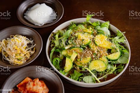 전통적인 그릴 테이블에 오이 샐러드와 함께 한국 구운 바베큐 콤보 세트 건강한 생활방식에 대한 스톡 사진 및 기타 이미지 건강한 생활방식 고급 요리 고기 Istock