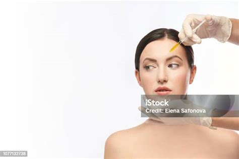 얼굴 바늘 주입입니다 젊은 여자 화장품 절차입니다 의사가 장갑 개념에 대한 스톡 사진 및 기타 이미지 개념 개선 건강관리와 의술 Istock