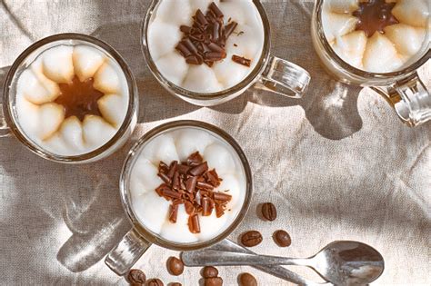 린넨 식탁보에 유리 컵에 담긴 전통적인 이탈리아 디저트 티라미수 국가 요리 조리법 여름 상쾌한 커피 크림 달콤한 무스 요리 0명에 대한 스톡 사진 및 기타 이미지 Istock