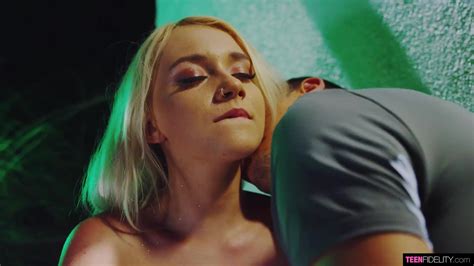 Romantic Date With A Creampie Ending For A Hot Blonde
