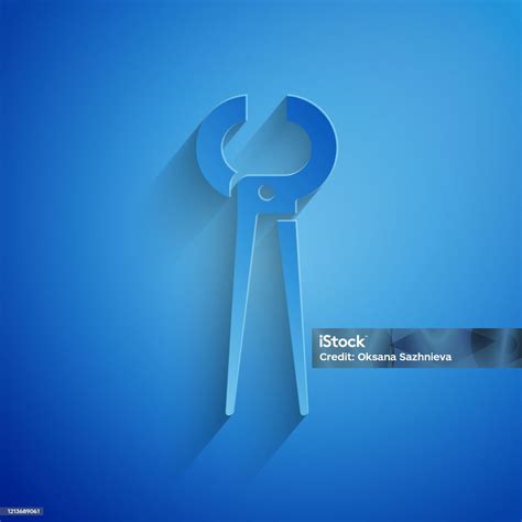 파란색 배경에 격리 된 종이 잘라 집게와 펜치 아이콘 집게 는 산업 기계 배관 도구를 작동합니다 종이 아트 스타일입니다 벡터 일러스트레이션 갈고리 발톱에 대한 스톡 벡터