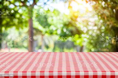 배경 배경에 녹색 무성 한 단풍과 빨간색과 흰색 체크 무늬 식탁보 합성사진에 대한 스톡 사진 및 기타 이미지 합성사진