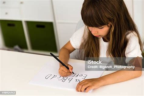 Abc 알파벳 여자아이 쓰기 알파벳에 대한 스톡 사진 및 기타 이미지 알파벳 연습하기 교육 Istock