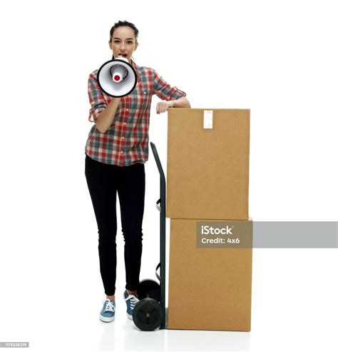 전체 길이1 인전면 1819 세 성인 아름 다운 흑발긴 머리포니테일 코 카 서 스 여성젊은 여성 배달 사람수동 노동자 앞에 서 흰색 배경시원한 태도 및 손 트럭을 사용 하