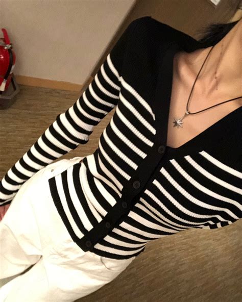 당일출고🚀 3kg슬림핏🤍백리스포인트 슬림 백리스 스트라이프 단가라 브이넥 가디건 에이블리