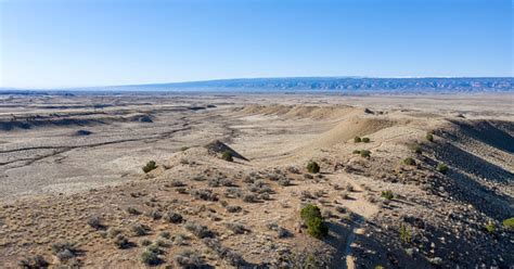 산악 자전거 타는 사람들이 산등성이를 가로 질러 사막 의 길을 따라 25 29세에 대한 스톡 사진 및 기타 이미지 25 29세 2명 60 64세 Istock