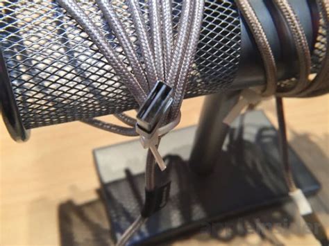 Griffin Lightning Cable With Reversible Usb Demoed