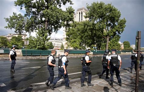 МВД Франции не исключило версию теракта в связи с нападением у Нотр Дама