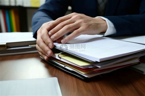 整理文件的商务人士高清图片下载 正版图片600776971 摄图网