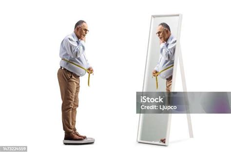 거울 앞에서 허리를 측정하는 저울에 잠겨 있는 성숙한 남자의 전체 길이 샷 거울에 대한 스톡 사진 및 기타 이미지 거울 대형 60 64세 Istock