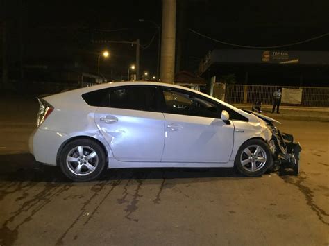 រថយន្តពីរគ្រឿងបុកគ្នានៅផ្លូវបំបែកជាបួនពេញទំហឹង បណ្ដាលឲ្យរងការខូចខាតយ៉ាងដំណំ នគរដ្រេហ្គន