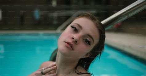 손에 담배를 들고 수영장에 앉아 있는 여자 사진 Unsplash의 초상 이미지