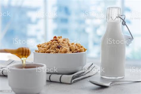 건조한 아침 시리얼 바삭 바삭한 꿀 그라놀라 그릇과 테이블 위에 우유 한 잔 건강하고 섬유질 좋은 음식 0명에 대한 스톡 사진 및 기타 이미지 Istock