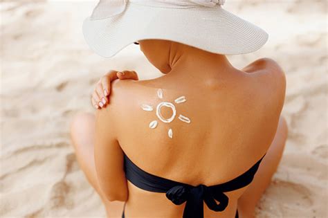 선크림 어깨에 아름 다운 에 적용 선탄 로션 아름 다운 여자 선스크린 솔라 크림 스킨 케어 자외선 차단 소녀는 모이스처라이저 선블록을 사용합니다 긍정적인 감정 표현에 대한