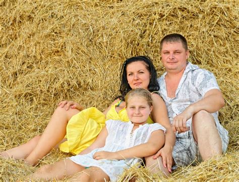 Una Giovani Famiglia Padre Madre E Figlia Immagine Stock Immagine