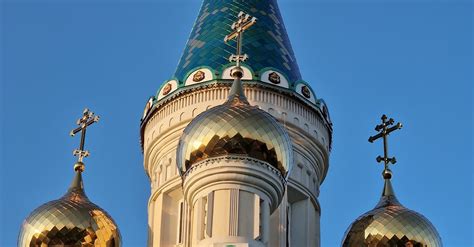 집 밖의 건축 골드 골든 돔 교회 기독교 낮은 각도 돔 동방 정교회 랜드마크 문화 유산 문화적 보디 보디 나 블루 사원 상징적 인 세르비아