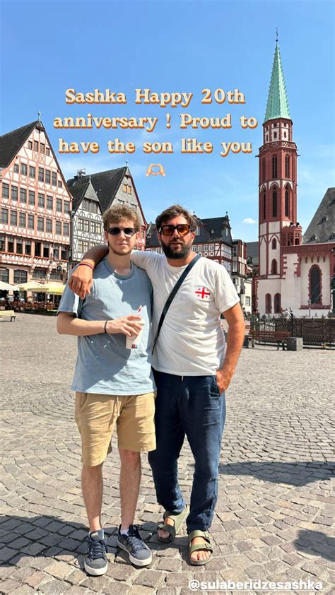 უკვე 20 წლის ვამაყობ შენნაირი შვილით ნოე სულაბერიძე უფროს შვილს