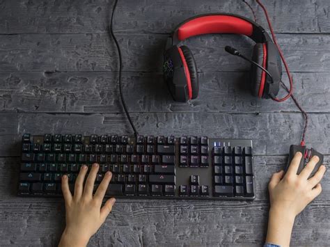 Premium Photo Girl S Hands On A Computer Keyboard With Mouse On Dark Desktop