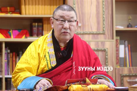 ФОТО Их Хүрээ хийдийн хамба лам З Санждорж Луу жилийн өнгийг айлтгаж байна