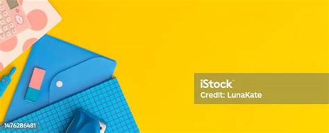 노란색 배경에 학교 문구 복사 공간이 있는 상단 뷰입니다 플랫 레이 학교 개념으로 돌아갑니다 0명에 대한 스톡 사진 및 기타 이미지 Istock