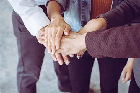 퍼 팅 하는 젊은 사업가의 닫고 그들의 손을 함께 참여 합니다 손 보여주는 단결 협력 및 팀웍의 스택과 함께 팀 비즈니스 팀워크 개념입니다 개념에 대한 스톡 사진 및 기타