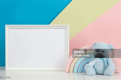 분홍색 노란색 파란색 배경이있는 흰색 책상에 테디 베어와 파스텔 장난감 무지개흰색 빈 나무 프레임 0명에 대한 스톡 사진 및 기타 이미지 Istock