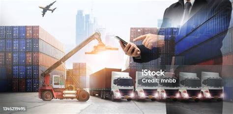 산업 및 안전 개념 컨테이너 트럭 운송 및 수입 수출 상업 물류 해운 비즈니스 산업에서 항만 및 화물화물 비행기로 선박을 가진 사업가의 이중 노출 경제에 대한 스톡 사진 및