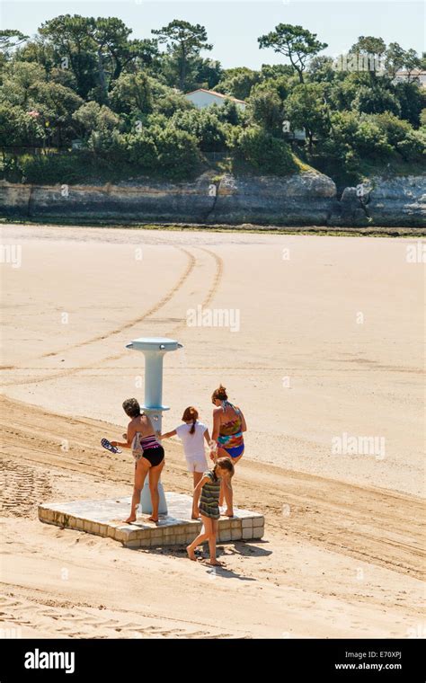 Girls Shower Hi Res Stock Photography And Images Alamy