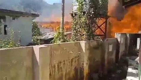 မိုးကုတ်မြို့နယ်၌ တိုက်ပွဲပြင်းထန်၊ လေယာဉ်ဖြင့် ဗုံးကြဲမှုကြောင့် လူနေအိမ်များပျက်စီး