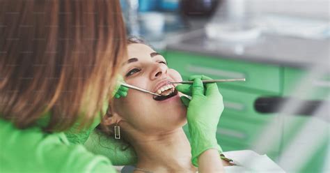 치과 의사는 구강 학에서 여성 환자를 치료합니다 조기 예방 및 구강 위생 개념 사진 Unsplash의 치과의사 이미지