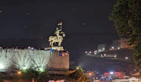 მითხარით რომ სასწაული არაა მამა აფხაზეთის ომში დაიღუპა ეს კი მისი შვილია რომელმაც ის დროშა