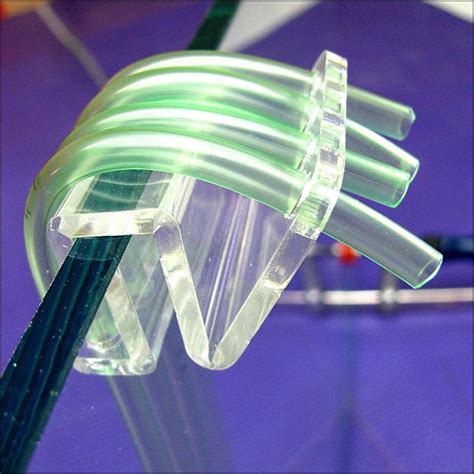 Угловая клипса — фиксатор для трубок систем дозирования