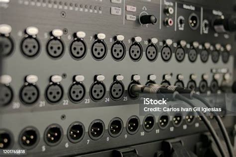 Xlr 커넥터와 두 개의 연결이 연결된 Wifi 오디오 믹싱 콘솔의 입력 및 출력 케이블에 대한 스톡 사진 및 기타 이미지 케이블 스피커 팝 음악 콘서트 Istock