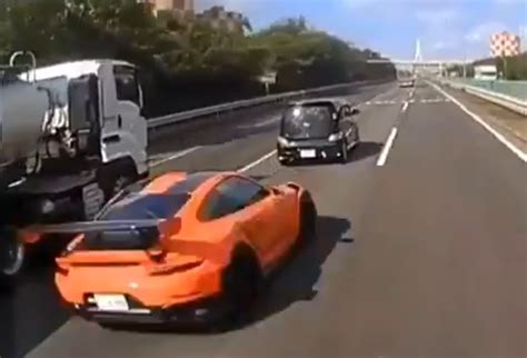 閲覧注意日本のポルシェ運転手が時速 kmで車に激突 人を死亡させた事故動画が海外で話題に ポッカキットポッカキット