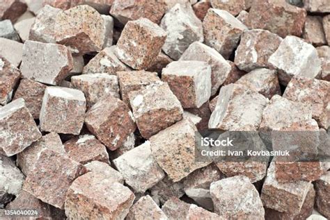 새로운 포장 돌의 누워 아스팔트를 도로 포장도로로 교체합니다 거리에 대한 스톡 사진 및 기타 이미지 거리 거친 건축