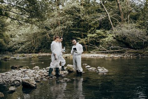 자연적으로 흐르는 식수 공급을 통해 박테리아와 바이러스가 퍼질 가능성을 연구하는 과학자 및 생물학자 팀 사진 Unsplash의 자연 이미지
