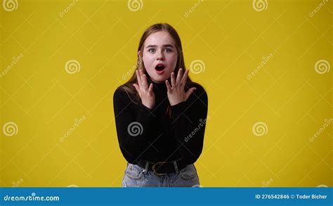 4000 Videos De Una Linda Chica Tocando Su Cara Con Fondo Amarillo