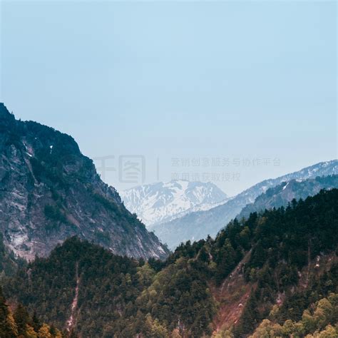 部分高清图片 日本富山 — 秋季黑部水坝山谷的自然景观。立山黑部阿尔卑斯山脉路线的一部分 风景名胜免费下载 格式 2848像素 编号
