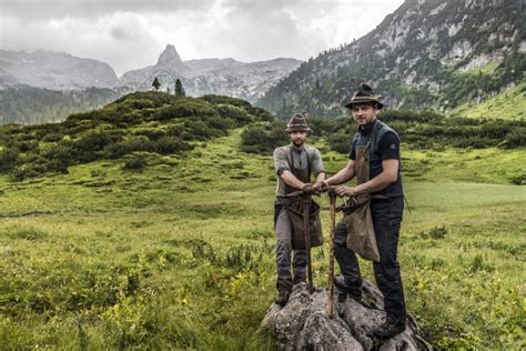 Mit Hand Und Hacke Enzianbrennerei Grassl In Berchtesgaden